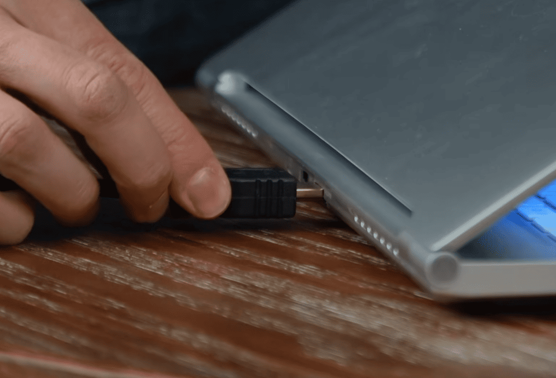 How to Connect Two Projectors to One Laptop? - Technetron Electronics